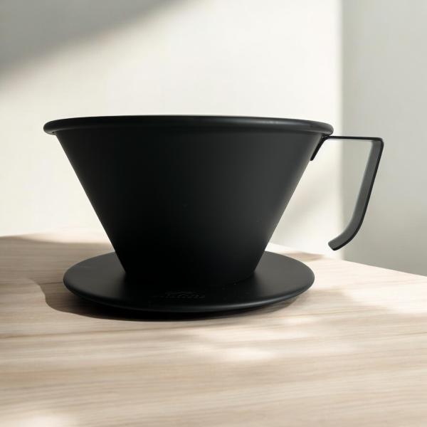 取っ手がスタイリッシュな幅広タイプになって新発売。Made in TSUBAMEのカリタブラックシリーズです。18-8ステンレス鋼にマッドブラック塗装を施したウェーブタイプドリッパーで、蔦屋家電限定商品です。ドリツパーの鍔の部分に「燕」の認...