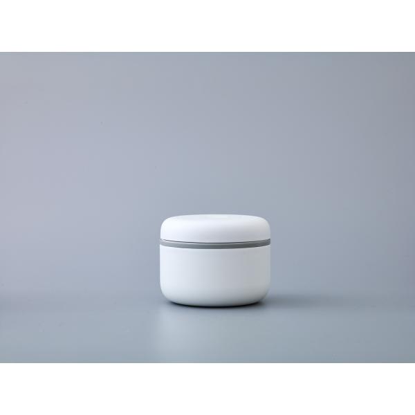 一般的な真空キャニスターは、空気を蓋の内部から抑えこむことで真空にしていますが、このキャニスターはひねる動作の間に、空気をキャニスター内から外に追い出しているのでより保存力が高まり、コーヒーを新鮮に保ちます。また、同時に「湿気」も外に出すた...