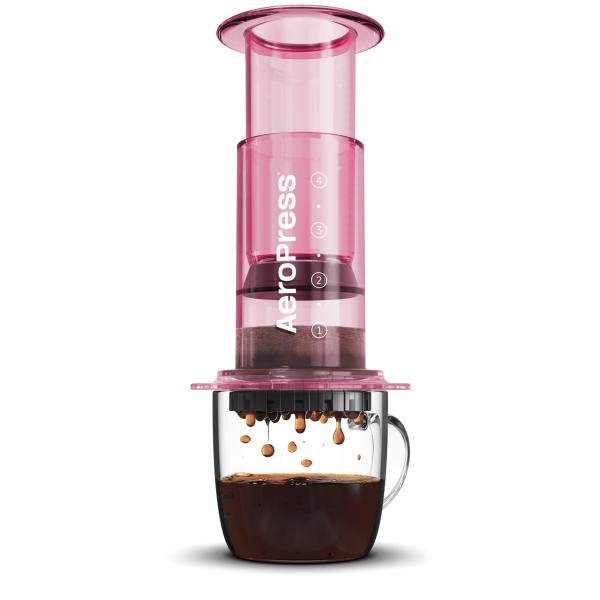 エアロプレスコーヒー メーカーは、空気の力を利用したコーヒー 抽出器具です。使い方はシンプルで、コーヒー の量、挽き目、湯量調節で様々な味わいのコーヒー が美味しく抽出できます。