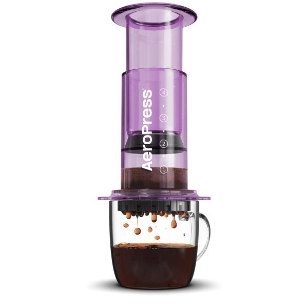エアロプレスコーヒー メーカーは、空気の力を利用したコーヒー 抽出器具です。使い方はシンプルで、コーヒー の量、挽き目、湯量調節で様々な味わいのコーヒー が美味しく抽出できます。
