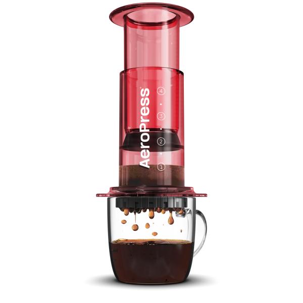 エアロプレスコーヒー メーカーは、空気の力を利用したコーヒー 抽出器具です。使い方はシンプルで、コーヒー の量、挽き目、湯量調節で様々な味わいのコーヒー が美味しく抽出できます。