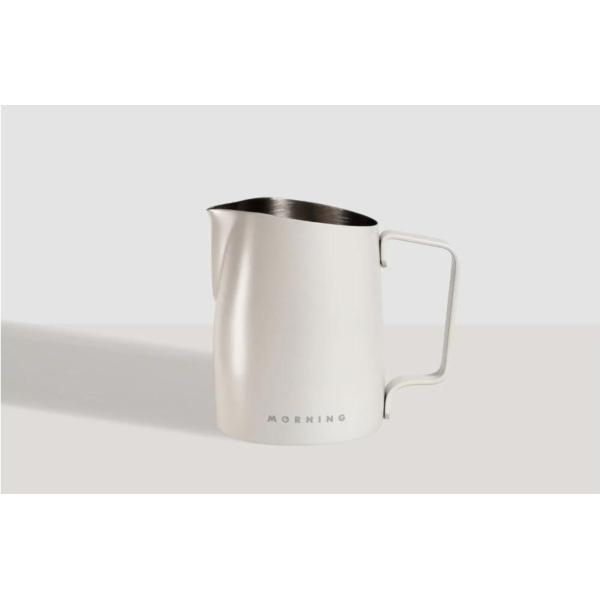 頑丈で高級なステンレススチールを使用したドリームジャグは、耐久性に優れ、長持ちします。450mlの容量で、ご家族や来客用のミルクを入れるのにも最適です。余裕のあるサイズ感なので、スチーミングでミルクが波打っても溢れにくくなっています。ラテが...