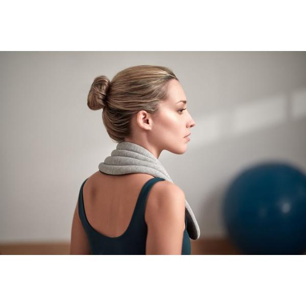「Heated Neck Wrap」は、首や肩まわりをやさしく包み込み、温めながらリラックスできるネックラップです。人間工学に基づいた形状で首や肩に自然にフィットし、デスクワークやスマートフォンの使用、長時間の移動などでこわばりがちな首まわ...