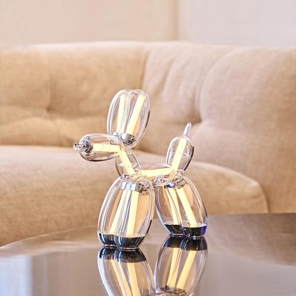 Lexonのデザイン性と照明技術を注ぎ込んだ「Balloon Dog Lamp」は、ジェフ・クーンズの象徴的な彫刻を、機能的なオブジェクトとして再解釈したアイテムです。オリジナル作品が展示されているロサンゼルスの現代美術館「ザ・ブロード」と...