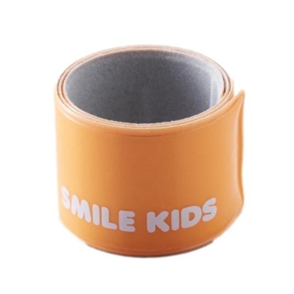 視認性が高く、子供の下校時や夜間のウォーキングなど様々なシーンでご使用いただけます。バンドを巻きつけたい場所に軽くワンタッチすると、くるっと自然に巻き付きます。腕だけではなく、足首やカバン・自転車等にもお使いいただけます。