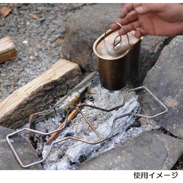 ソロハイクでも持ち運びやすいよう純チタンの中空パイプを採用。軽量かつ薄型であらゆるクッカーを焚き火の中心に集結させやすいように設計された、たき火ゴトクです。