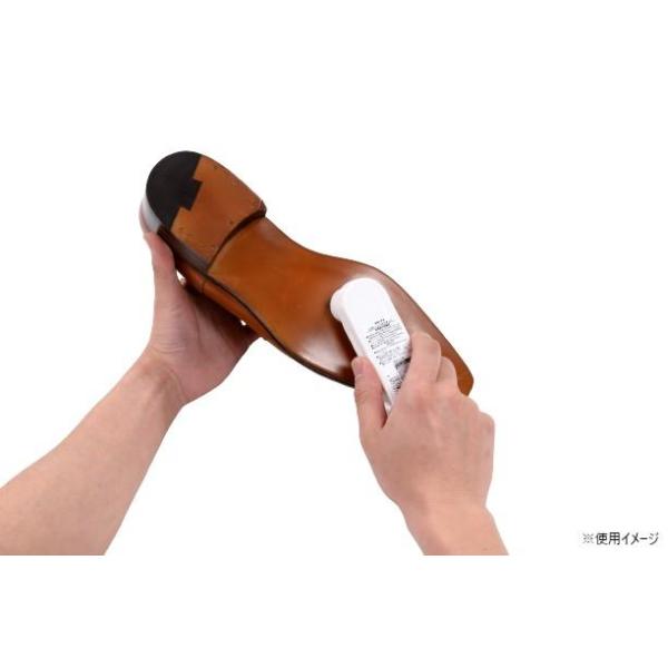 本革底に浸透し皮革に防水効果を与え、水の浸透を防ぎ、靴底の耐久性をアップさせます。ミンクオイル配合により本革底の柔軟性を高め、ヒビ割れ等の劣化を防ぎます。