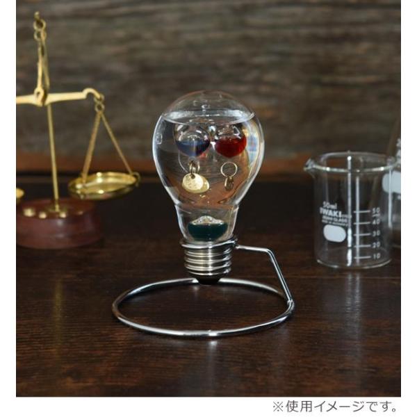 ガリレオ・ガリレイが発見した、液体の比重が温度によって変化する原理を使って作られた温度計です。ガラス球が温度によって上下します。インテリアとして、置くだけでも目を楽しませてくれる温度計です。