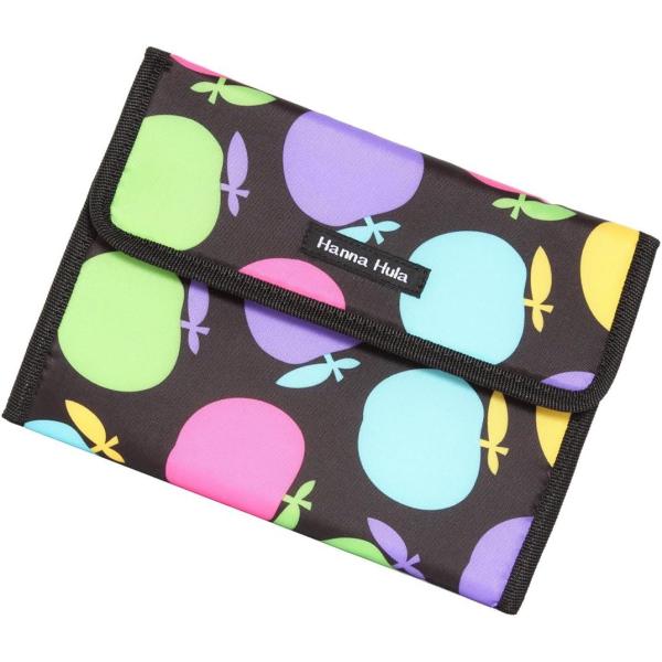 Lサイズの母子手帳が1〜2冊収納可能です。保険証・通帳・スケジュール帳入れとしても、 お財布の中身を整理したいときのカード入れマルチケースとしても使えます。撥水加工を施しているので、汚れてもお手入れがカンタンです。