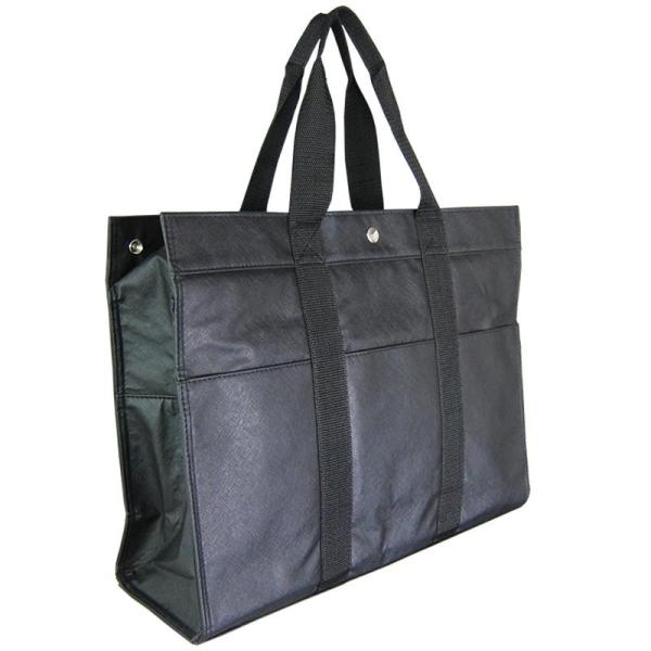 半切判の下敷きや紙もらくらく収納できる大容量の書道バッグです。撥水加工が施された素材を使用しているので、雨の日も安心です。