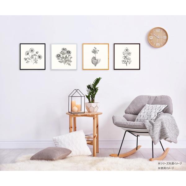 シンプルだからこそ、木材と仕上げの質の良さにこだわった細身のフレームです。フラットな形状のニュートラルなデザインは、幅広い作品に合わせられる普遍性が魅力で、作品の雰囲気に呼応してナチュラルにも、現代的にも仕上がります。