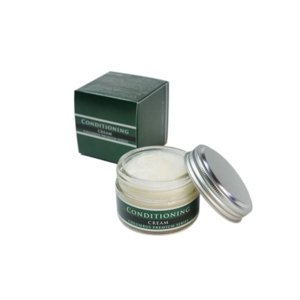 皮革にやさしい弱酸性タイプです。有機溶剤を使用していません。スクワランオイルが、皮革の潤いを保ちます。皮革表面に薄いワックス膜を作り皮革を保護する植物性のカルナバワックスや、皮革表面にサラサラとした感触を与えるコーンスターチも配合しています...