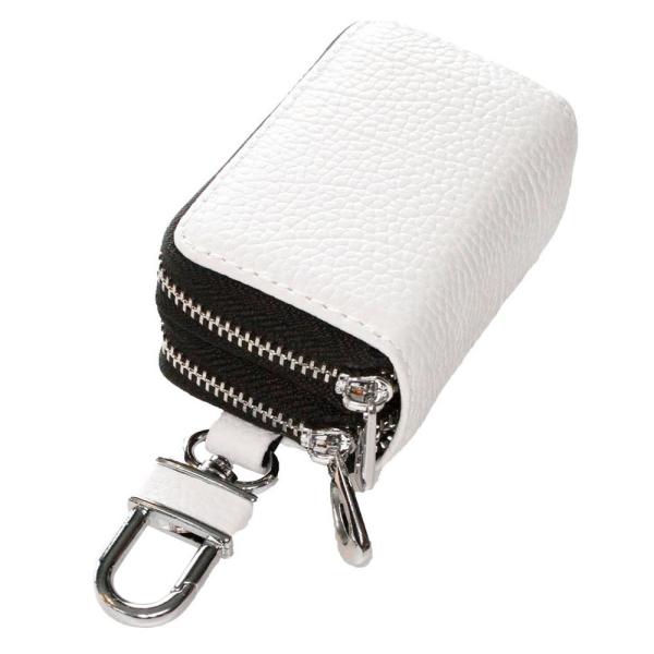 キーケース内に収めたスマートキーの無用な落下を防止するため、キーチェーンも内蔵した親切設計です。