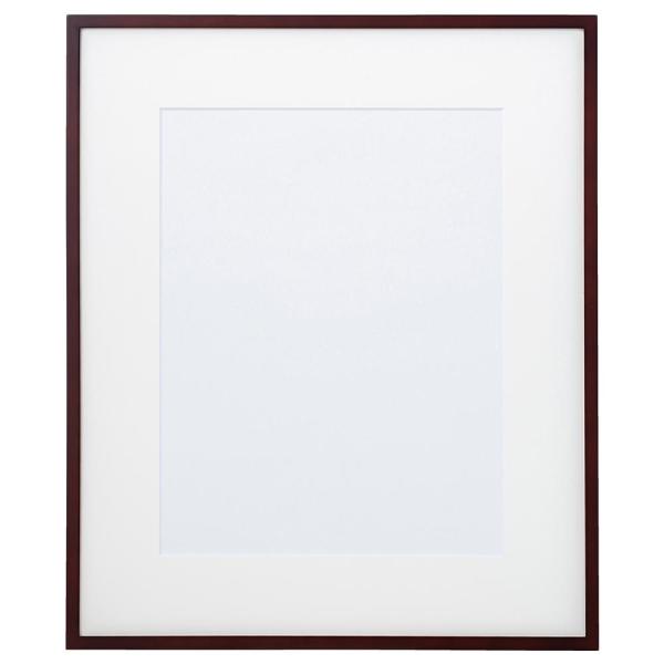 シンプルだからこそ、木材と仕上げの質の良さにこだわった細身のフレームです。フラットな形状のニュートラルなデザインは、幅広い作品に合わせられる普遍性が魅力で、作品の雰囲気に呼応してナチュラルにも、現代的にも仕上がります。