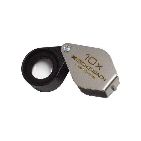 マットクローム仕上げの頑丈なケースと黒塗りの金属枠がレンズを保護します。ケースは強度と気密性に優れています。