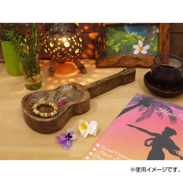 お部屋に遊び心をプラスしてくれる木製トレイです。マンゴーウッドが持つ温かみのある素材感で落ち着くインテリアになります。