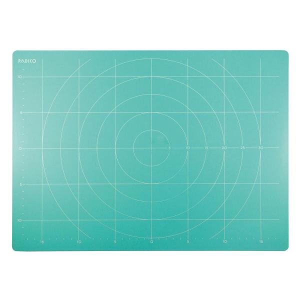 板の端の縦と模にメモリがついた便利な粘土板です。プラスチック製なので汚れが付きにくく、お手入れが簡単です。