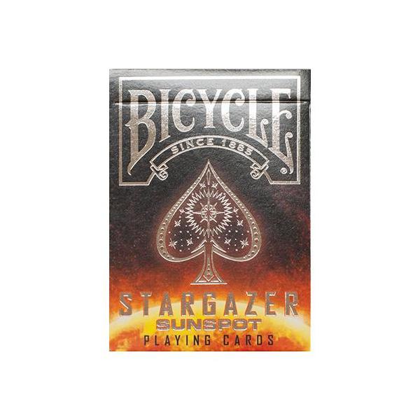 煌々と輝く太陽のバックデザインがおしゃれなトランプです。箱の裏面に描かれた太陽には箔が使用されており、傾けると燃え上がる太陽の輝きが現われます。