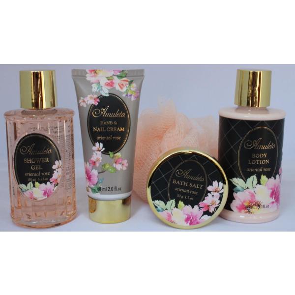 シャワージェル、ボディローション、バスソルト、ハンド＆ネイルクリーム、ボディスポンジがセットになった、大容量でお得なボディケアギフト。華やかなオリエンタルローズの香り。