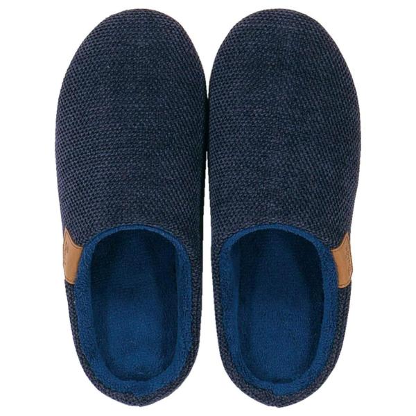 室内と屋内(ベランダなど)どちらも使えるフットウェアです。靴のように木型を使用した成型により心地よいフィット感を生み出し、中敷に高弾性ウレタン、底材に軽量かつ柔らかなPVCラバーを使用することで、足裏への負担を軽減し快適なフットワークを生み...