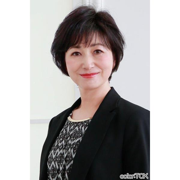 毛先が軽やかに動く長めショートヘア。自毛をまったく見せずにスッポリかぶる「かつら」タイプのウィッグ。