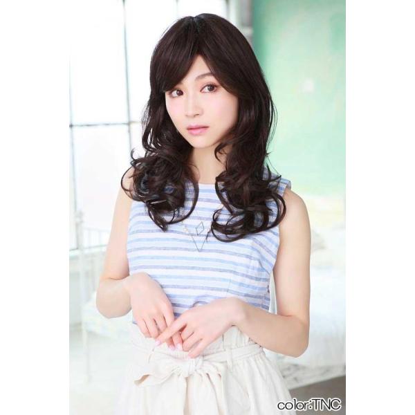 リッチな重さ×ランダムな動きが新鮮なロングカール。自毛をまったく見せずにスッポリかぶる「かつら」タイプのウィッグ。