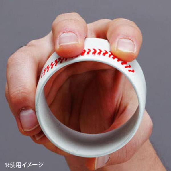 スナップをしっかりかけて前に押し出すようにスローイングします。うまく投げられればホップしたボールの軌道を描きます。