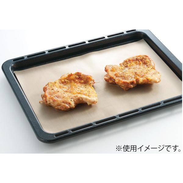 繰り返し使えるフッ素加工のオーブンシートです。ハサミで自由にカットできます。
