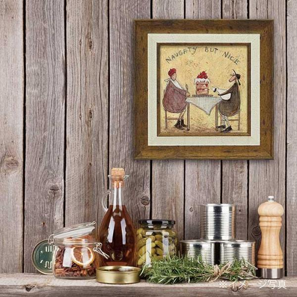 絵と額がセットになっています。じっと見ているとだんだんとサムトフトの不思議な世界へ・・・癒され幸せな気分になります。贈り物にも喜ばれています。