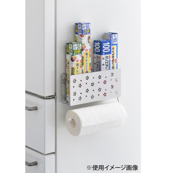 ラップやアルミホイルを冷蔵庫の脇にスッキリ収納します。キッチンペーパーホルダーには布巾を掛けられます。