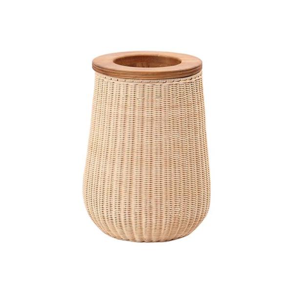 ゴミ袋が内側に入り、見えなくなる仕様です。木部にチーク無垢材を使用し、自然素材インテリアならではの素朴で親しみやすい素材感。インテリアとして上質でオシャレなデザインのダストボックスです。