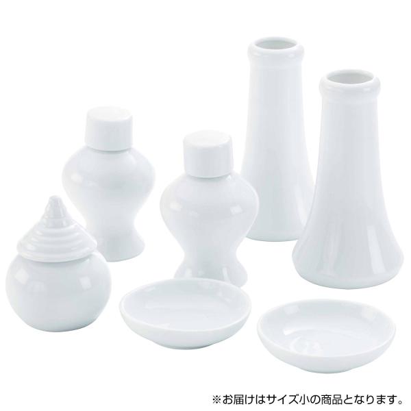 神棚をお祀りする際に必要な陶器神具7点セットです。瓶子(へいじ・へいし)には御神酒、水玉(みずたま・すいき)には水を入れます。瓶子・水玉の蓋は上げる直前まで閉めておきますが、神前に上げたら開けて下げるときには閉めます。皿は向かって右に塩、向...