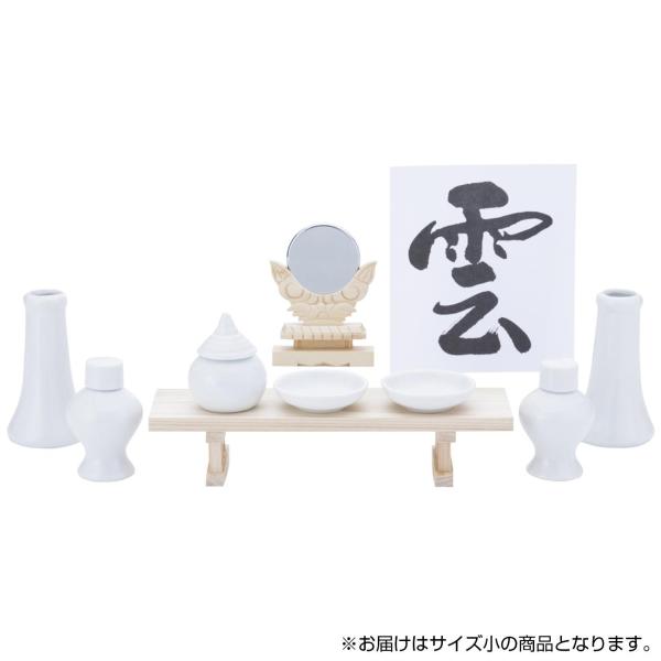 陶磁器製、無地の神具セットです。瓶子(へいじ・へいし)には御神酒、水玉(みずたま・すいき)には水を入れます。瓶子・水玉の蓋は上げる直前まで閉めておきますが、神前に上げたら開けて下げるときには閉めます。皿は向かって右に塩、向かって米に塩を入れます。