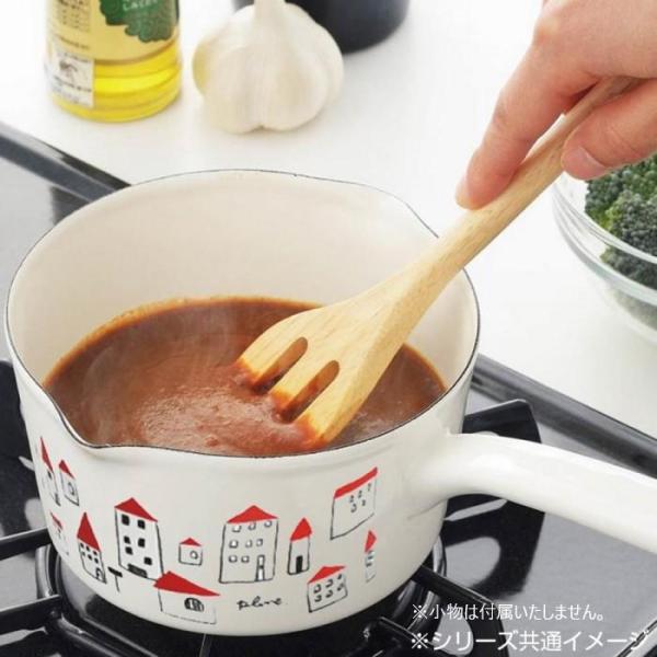 注ぎ口は両口タイプで利き手を気にせず注げます。ガス・IH電磁調理器に対応します。ホーローの美しい光沢と色合い、プルーンのかわいいデザインがキッチンを帷やかに彩ります。鉄にガラス質の膜を高温で焼き付けたホーローは、耐酸性、保温性、耐熱性に優れ...