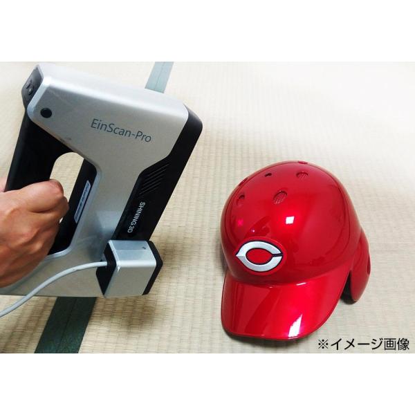 広島東洋カープの本物の赤ヘルを『3Dスキャン』したデータを元に商品化した錫100％の『ぐい呑み』。古くから知られる錫の高級酒器にあわせて土台は焼杉、箱は桐を採用しました。