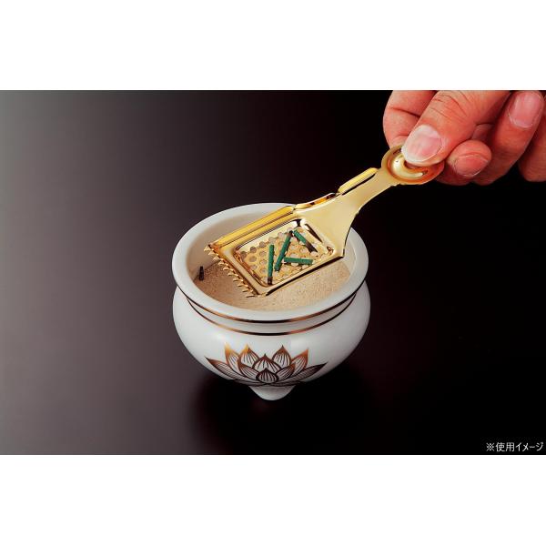 お線香の燃え残りや灰の塊を取り除くことができ、コンパクトサイズなので邪魔になりません。