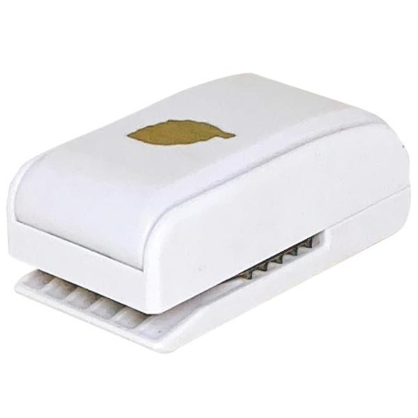 連続してパンチすることも可能です。女性やお子様など力の弱い方にもラクに抜ける構造で補助具を必要としないクラフトパンチです。軽量で取り回しやすいので片手でも簡単に抜ける。連続パンチができ、大量生産もらくらく。裏面から抜きポジションを目視できます。