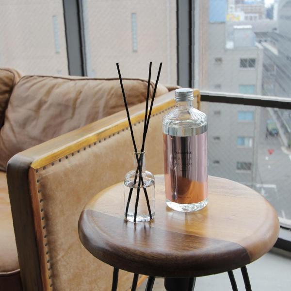 光沢のあるラベルシールで、詰替としてだけでなく、スティックをさせばそのままディフューザーとしてお使い頂けます。お好みのボトルやフラワーベースとスティックを使ってマイディフューザーもお楽しみください。