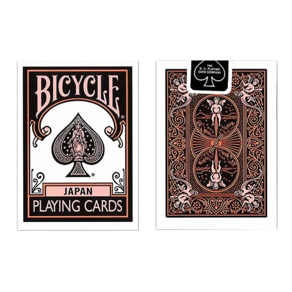 バイスクルライダーバックのブラックをベースに、オレンジを組み合わせたカスタムデックです。 カードデザインはライダーバックをベースに、スートのハート・ダイヤがピンクになっています。 JOKERの色違いが各1枚、ブランクフェイスが2枚付属します。