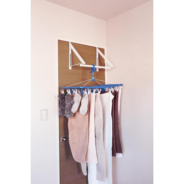 右開き・左開きどちらの場合でも設置できます。部屋干しや外出前の衣装合わせに。来客時の物掛けなどにも対応します。使わないときは折りたたむことも可能です。
