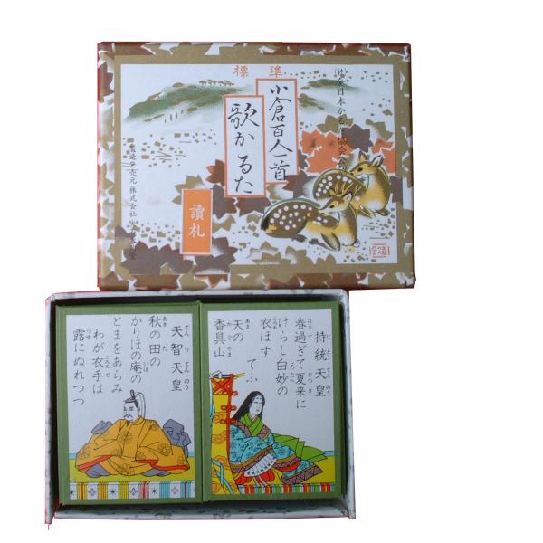 公式かるた大会で唯一使用される百人一首。江戸時代から受け継ぐ伝統の技法(裏貼仕上げ)によって札が僅かに反り、浮き上がったような形が特徴です。
