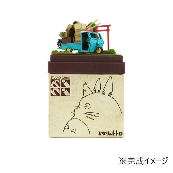 ケヤキ並木の街道を抜けてお稲荷さんのあるバス停の角を曲がったあのシーンです。54mm角のベースにステキなminiジオラマが完成します。