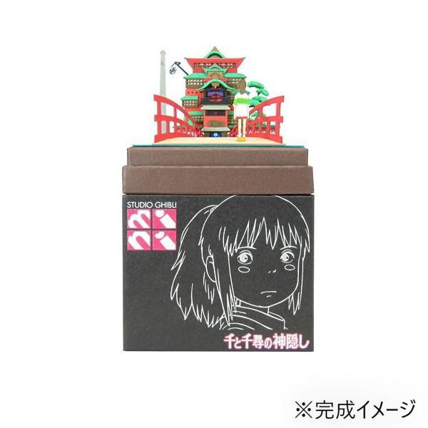 千尋が不思議の町を抜けて赤い橋の向こうにそびえる油屋を見上げるあのシーンです。54mm角のスベースにステキなminiジオラマが完成します。