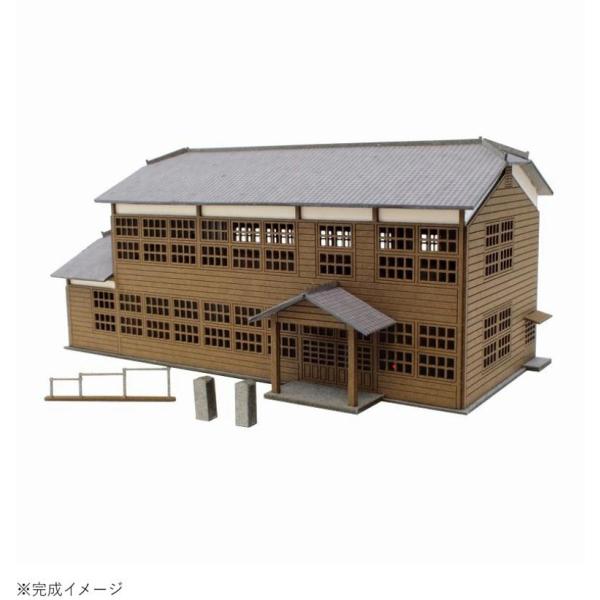 木造の可愛らしい2階建ての小学校です。グレー色で2個立っているのは門柱です。校門に配置してください。