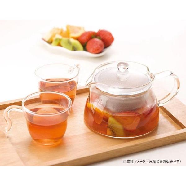 注いだ時、フタが落ちないように「フタ留め」を付けました。日本茶、中国茶、紅茶やハーブティーとお茶の種類を問わず使えるデザインです。フタ・茶こしを外せば、電子レンジOK。