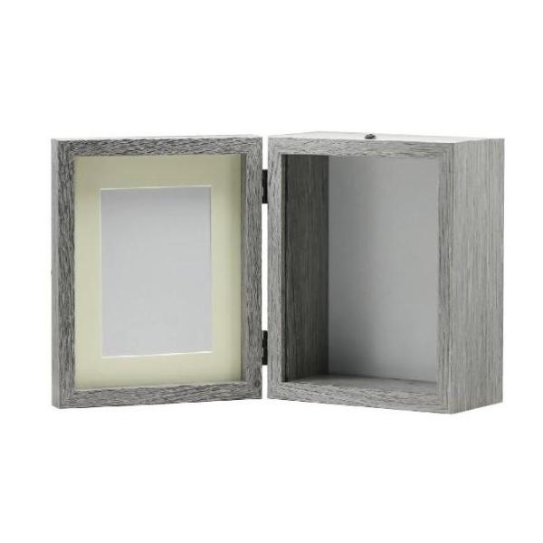 木目調プリントを施したボックスです。お好きな造花やプリザーブドフラワーなどをアレンジして、大切な方へのプレゼントにはいかがでしょうか。ガラスがスライド式で外せるので、前面から作業ができます。