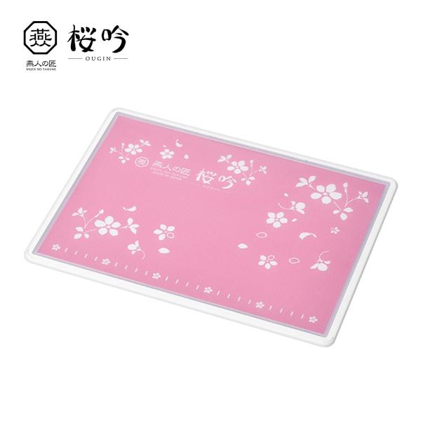 四隅のフチが高くて柔らかく、滑りにくい構造です。明るく華やかなピンク。メモリ付。食材が見やすい黒。