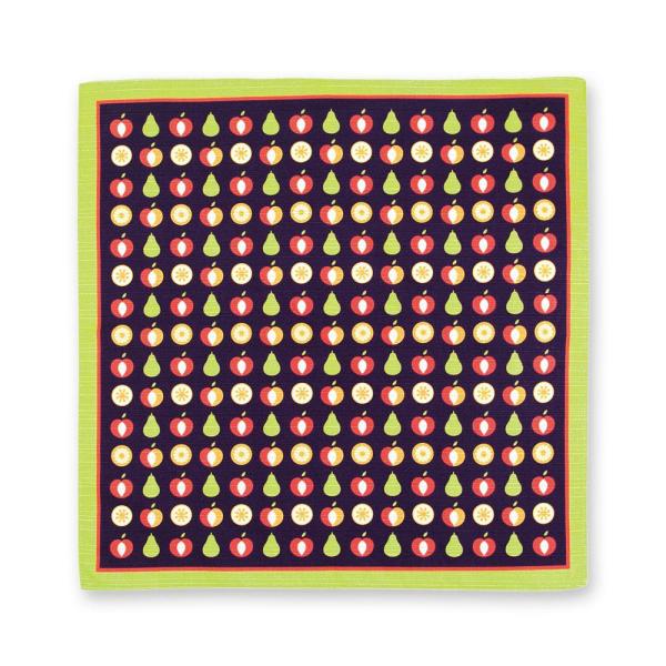 お弁当を包むのに最適な、使い勝手のいい大きさの小風呂敷。同じ柄でも包み方次第でたくさんの表情を見せるのも魅力のひとつです。