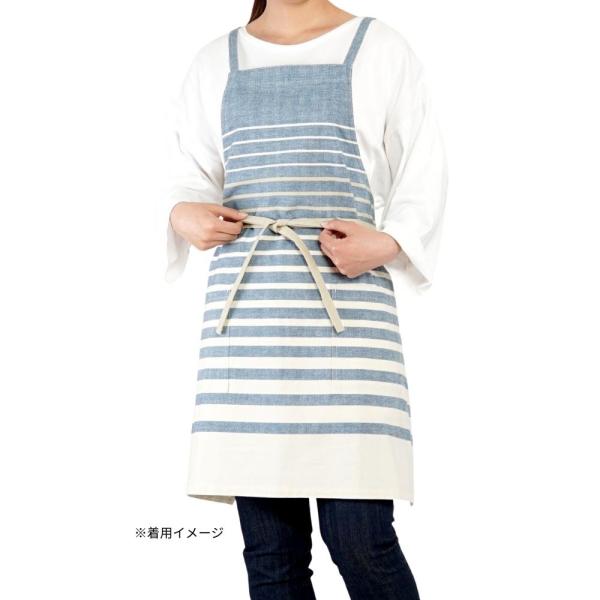 大きめポケットでスマホもすっぽり入ります。