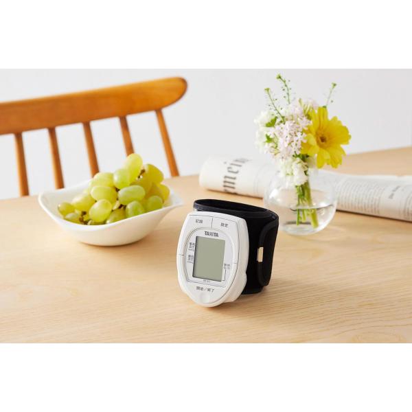 簡単操作で計測できる手首式血圧計です。誰でも簡単に、継続して計測できるように設計されています。結果は自動で記録されるので血圧の傾向をしっかりと把握することができます。
